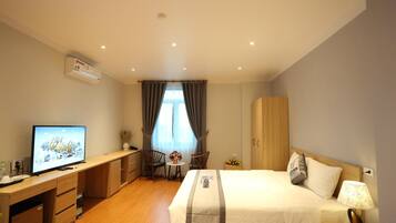 Minibar, cofre no quarto, secretária, cortinas/cortinados opacos