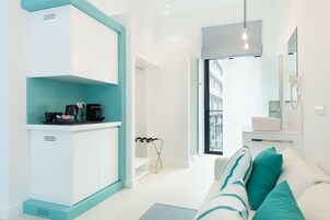 Artigos de higiene pessoal grátis, um secador de cabelo, chinelos 