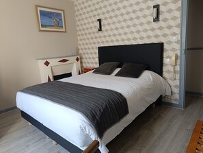 Quarto Duplo Standard | Com decoração personalizada, com mobília individualizada, secretária 