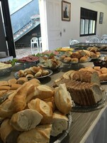 Café da manhã com buffet grátis todos os dias