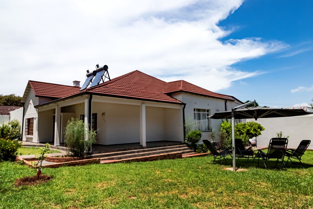 6-9 Bedroom House For Group Trips - Johannesburg South