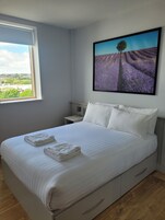 Quarto Duplo Deluxe | Secretária, cortinas/cortinados opacos, ferro/tábua de engomar 