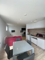 Apartamento Deluxe, acessível | Cozinha privada | Um micro-ondas, uma placa de cozinha, uma chaleira elétrica 