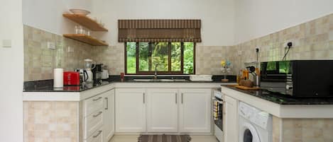 Geladeira grande, micro-ondas, fogão, cooktop