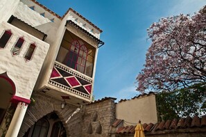 Quarto casal, 2 camas de casal, sacada | Escrivaninha, ferros/tábuas de passar roupa, Wi-Fi de cortesia