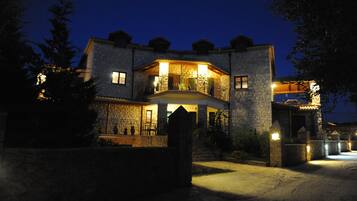 Fachada da propriedade à noite