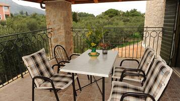 Apartamento família, vista para o jardim (2 adults) | 2 quartos, cofres nos quartos, escrivaninha, cortinas blackout