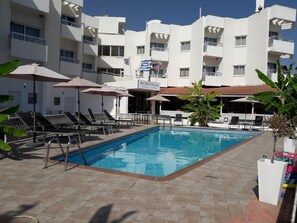 Piscina exterior, guarda-sóis, espreguiçadeiras 