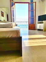 Apartamento Básico, 2 quartos, vista para o mar | Roupa de alta qualidade, cofre no quarto, Wi-fi grátis