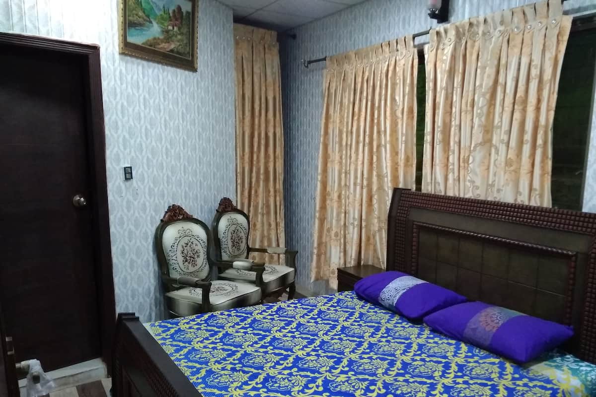 Apartamento Familiar | Cofre no quarto, cortinas/cortinados opacos, ferro/tábua de engomar