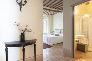 Quarto Clássico com Cama de Casal | Secretária, cortinas/cortinados opacos, ferro/tábua de engomar