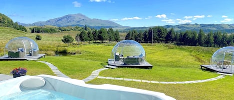 Luxury Suite, Balcony with Hot Tub, Ground Floor, Mountain View, Freestanding Bath | Terraço/pátio