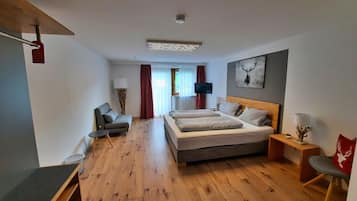 Quarto triplo família, 1 quarto | Ferros/tábuas de passar roupa, Wi-Fi de cortesia, roupa de cama