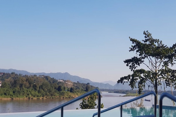 Piscina exterior, espreguiçadeiras