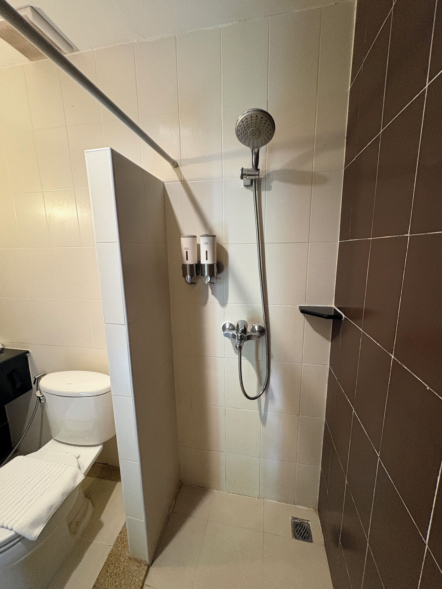 Quarto Duplo ou Twin, vista para o jardim (Resort) | Casa de banho | Um polibã, artigos de higiene pessoal grátis, um secador de cabelo 
