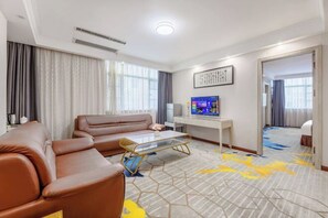 Escrivaninha, cortinas blackout, Wi-Fi de cortesia, roupa de cama