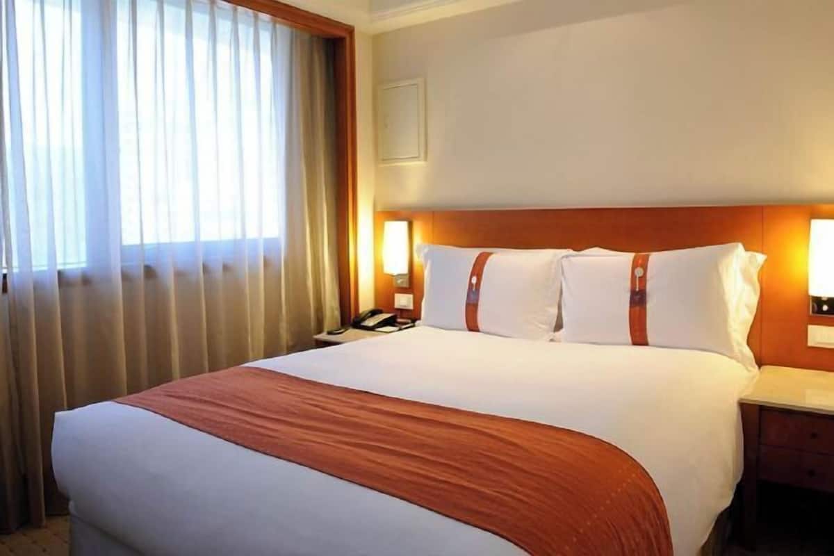 Frigobar, escrivaninha, cortinas blackout, quartos à prova de som