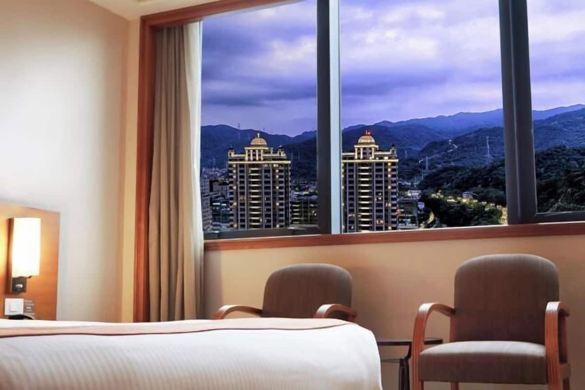 Frigobar, escrivaninha, cortinas blackout, quartos à prova de som