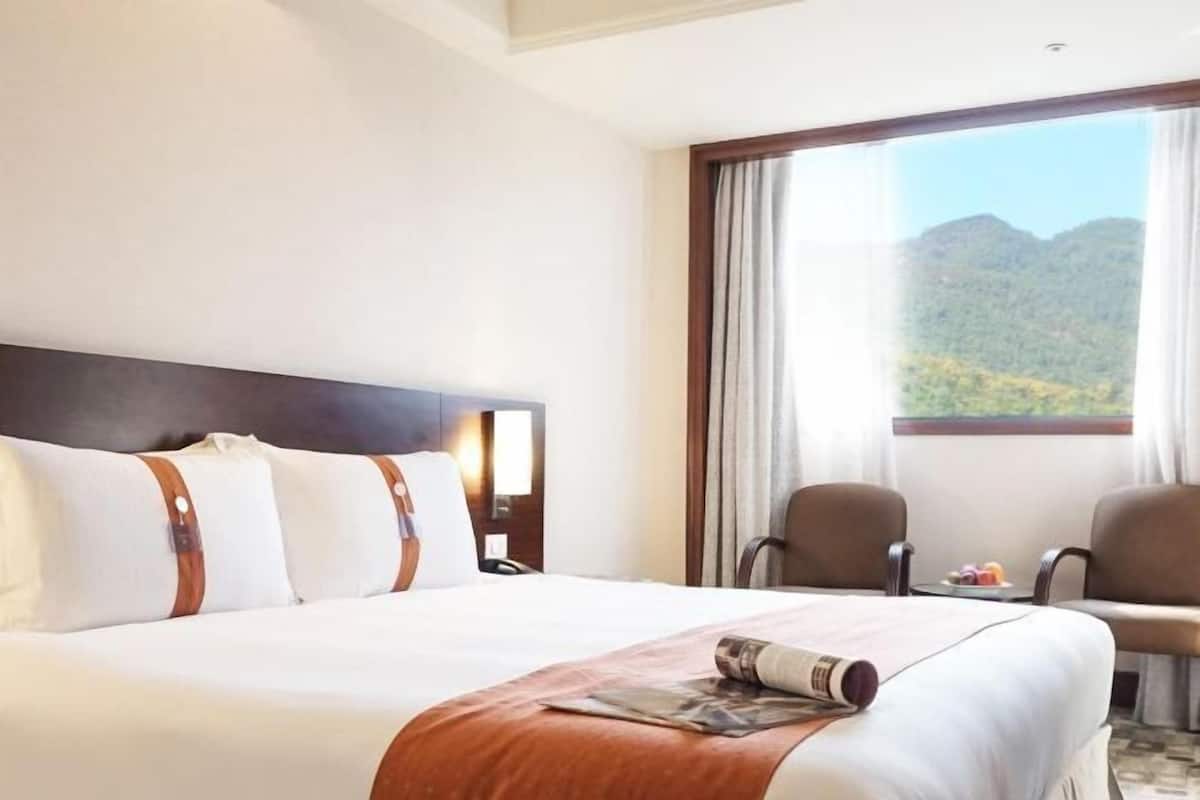 Frigobar, escrivaninha, cortinas blackout, quartos à prova de som