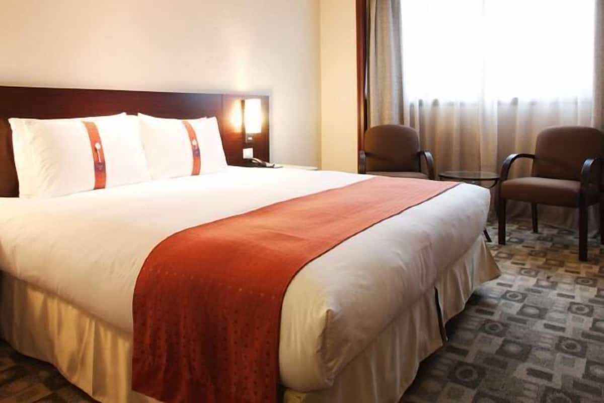 Frigobar, escrivaninha, cortinas blackout, quartos à prova de som