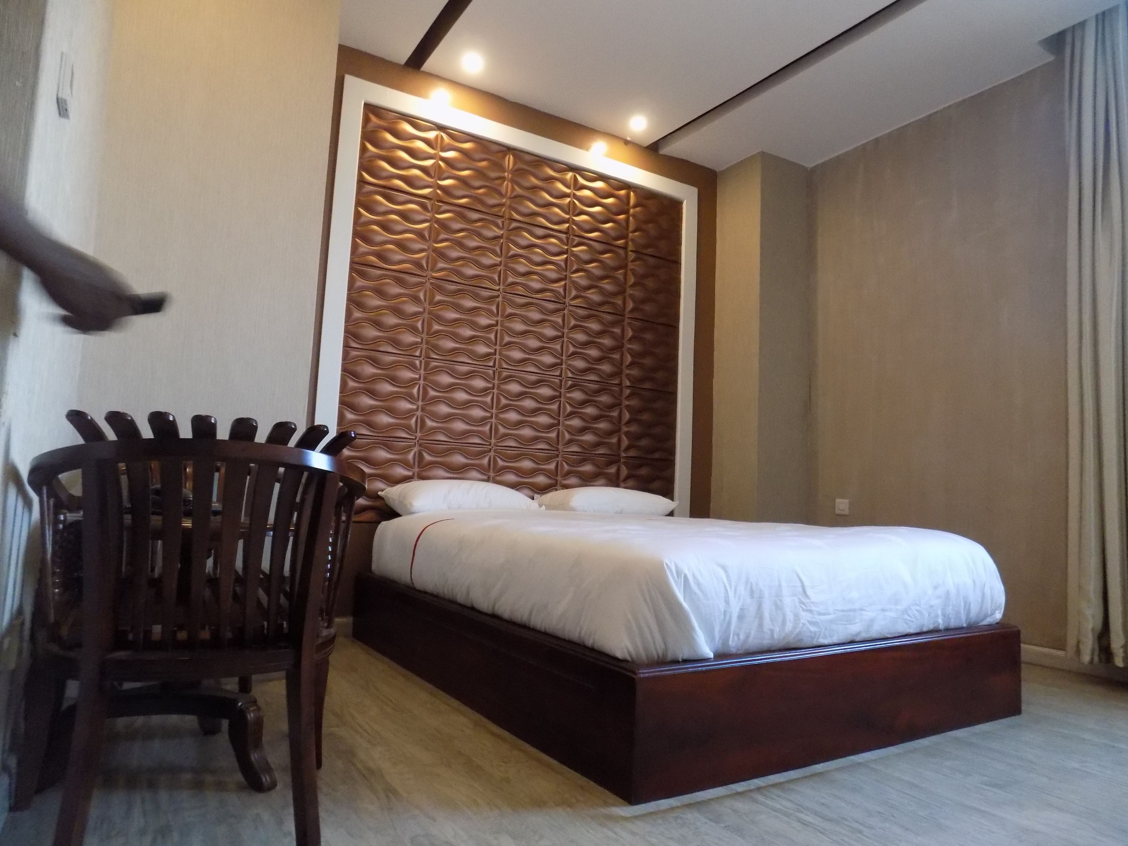 Escrivaninha, quartos à prova de som, Wi-Fi de cortesia, roupa de cama