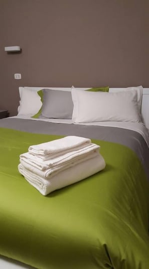 Quarto triplo, banheiro compartilhado | Roupas de cama premium, cofres nos quartos, quartos à prova de som