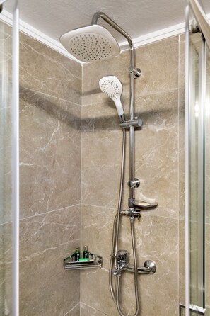 Um polibã, um chuveiro fixo, artigos de higiene pessoal grátis