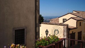 Um edifício com uma placa que diz "Palazzo Ruggiero Breakfast Monastery".