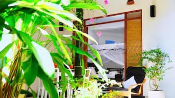 Quarto triplo luxo, várias camas, acessível, vista para o jardim | Individualmente decorados, individualmente mobiliados