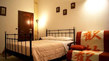 1 quarto, com mobília individualizada, secretária