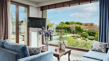 Suíte grand, 3 quartos, vista para a piscina | Área de estar | TV de plasma