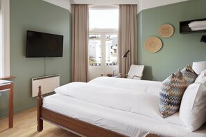 Quarto casal | Camas com colchões pillow-top, escrivaninha