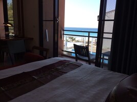 Quarto Duplo Deluxe, 1 cama queen-size, vista parcial para o oceano | Vista do quarto