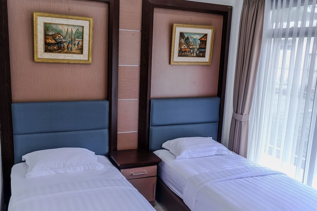 Quarto superior | Escrivaninha, cortinas blackout, Wi-Fi de cortesia, roupa de cama