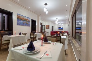 Café da manhã, almoço e jantar; local e internacional 