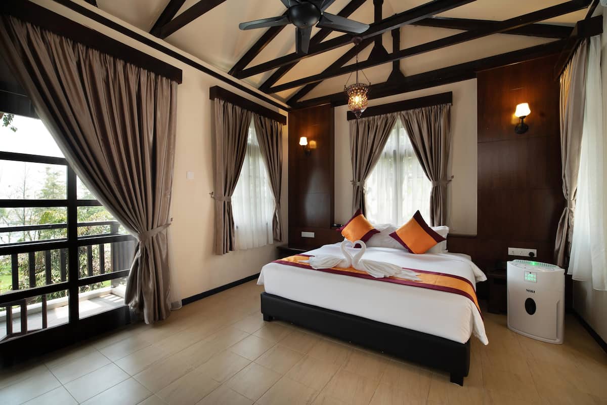 King Bed Chalet, Garden and Beach View | Minibar, cofre no quarto, secretária, cortinas/cortinados opacos