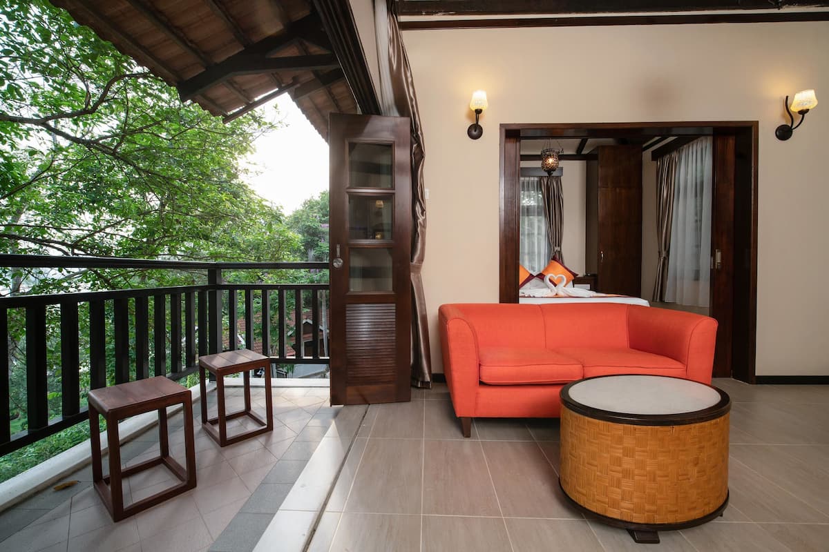 2 Bedrooms Chalet, Garden and Beach View | Sala de estar | TV de ecrã plano