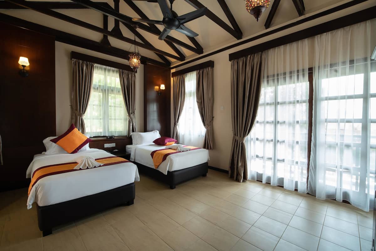 Twin Bed Chalet, Garden and Beach View | Minibar, cofre no quarto, secretária, cortinas/cortinados opacos