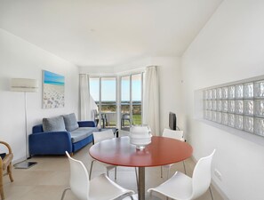 Apartamento, 2 quartos | Sala de estar | TV LCD