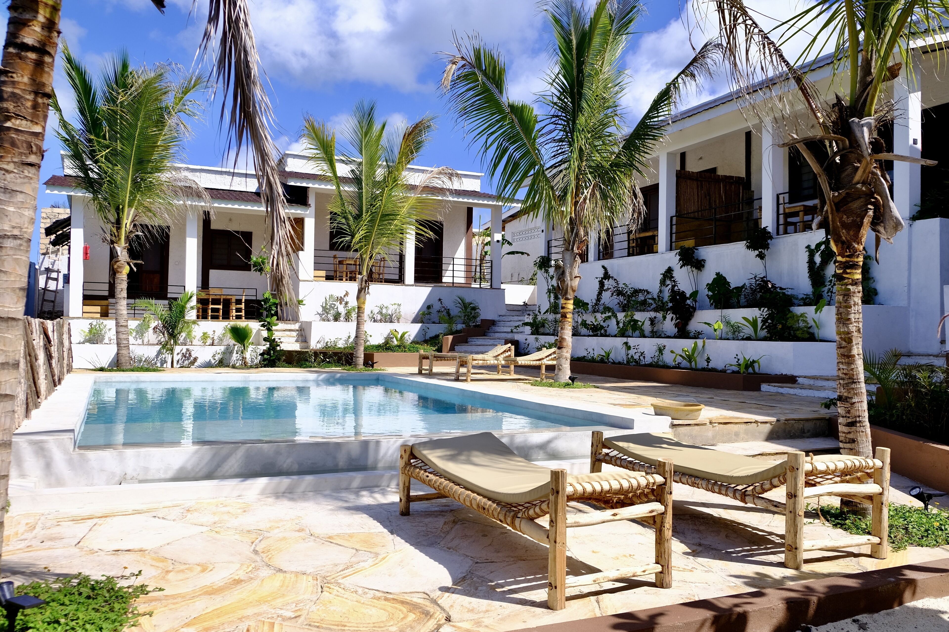 2 piscinas externas, funciona das 9h às 21h, guarda-sóis