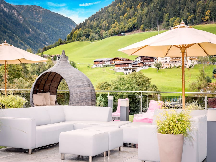 Terraço com espreguiçadeiras