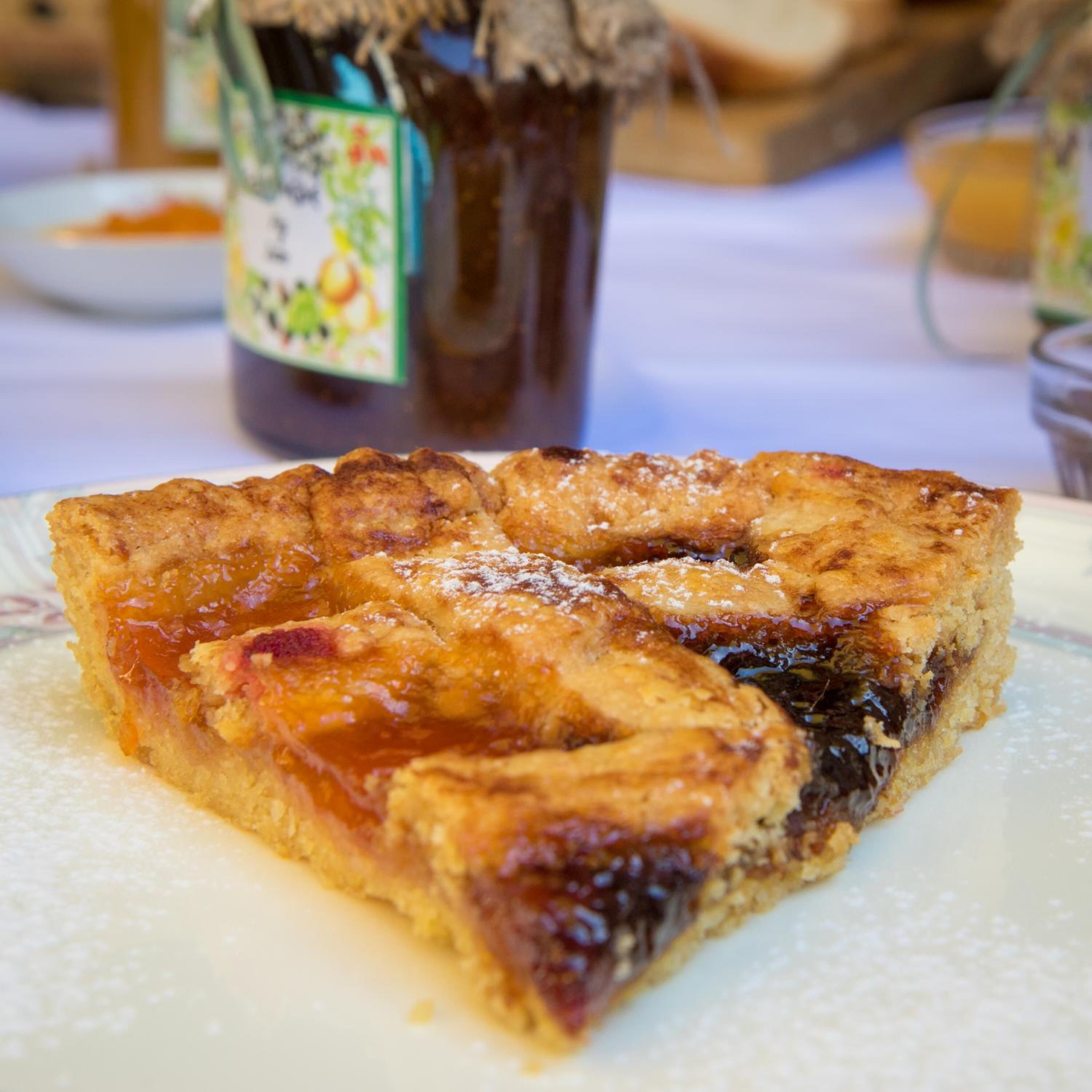 Uma fatia de torta coberta com fruta em um prato.