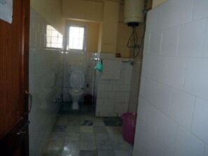 Quarto Standard, 2 camas individuais, não fumadores | Casa de banho | Um polibã 
