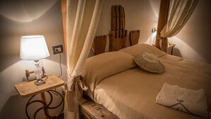 Um quarto acolhedor com cama de madeira, mesa de cabeceira com abajur e cabeceira de madeira.