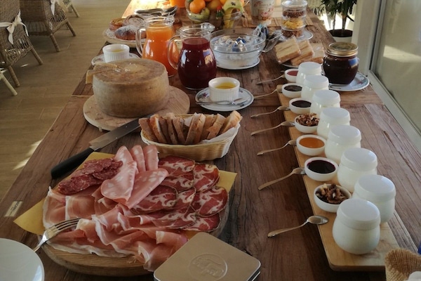 Pequeno-almoço continental diário mediante uma taxa