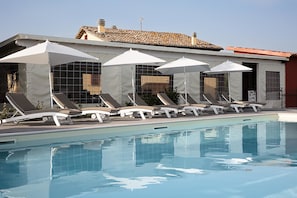 Terraço com espreguiçadeiras