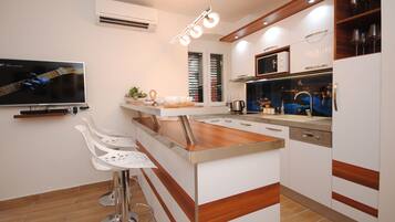 Apartamento Deluxe | Cozinha privada | Um frigorífico/congelador grande, um micro-ondas, um forno