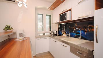 Apartamento Deluxe | Cozinha privada | Um frigorífico/congelador grande, um micro-ondas, um forno
