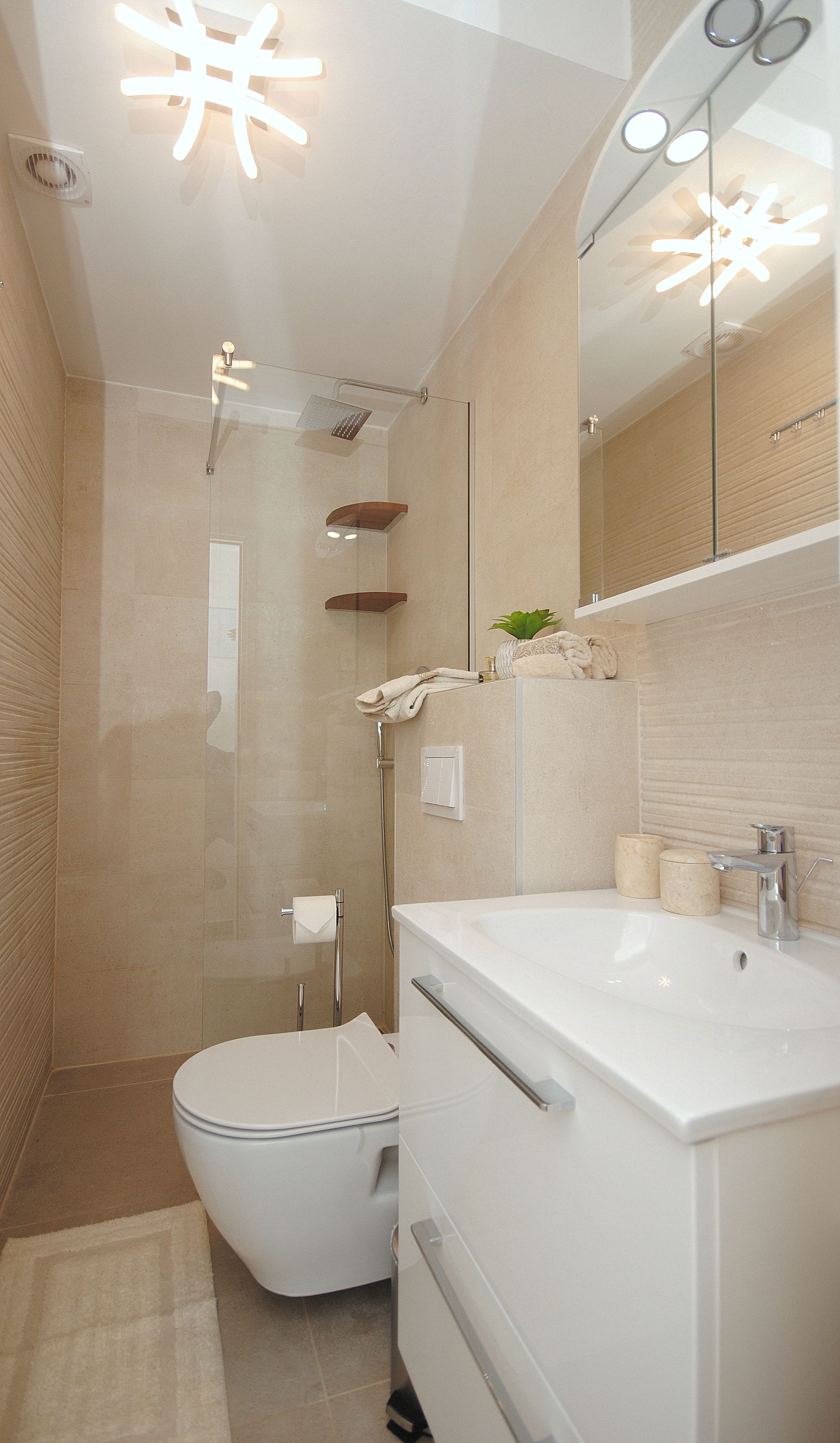 Apartamento luxo | Banheiro | Chuveiro, chuveiro com efeito de chuva, produtos de toalete grátis 