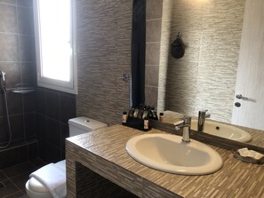 Suíte estúdio conforto, vista para a cidade | Banheiro | Chuveiro, produtos de toalete grátis, secador de cabelo 